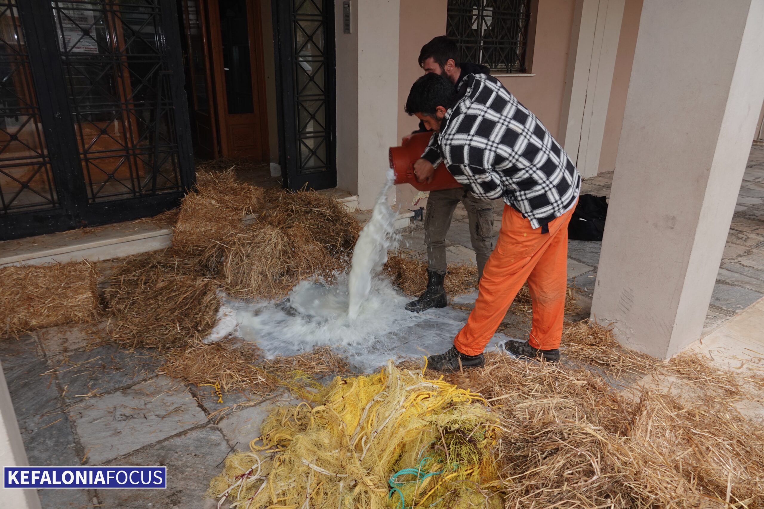 Μπήκαν στο Αργοστόλι οι αγρότες με τα τρακτέρ – Έχυσαν γάλα και έριξαν ...