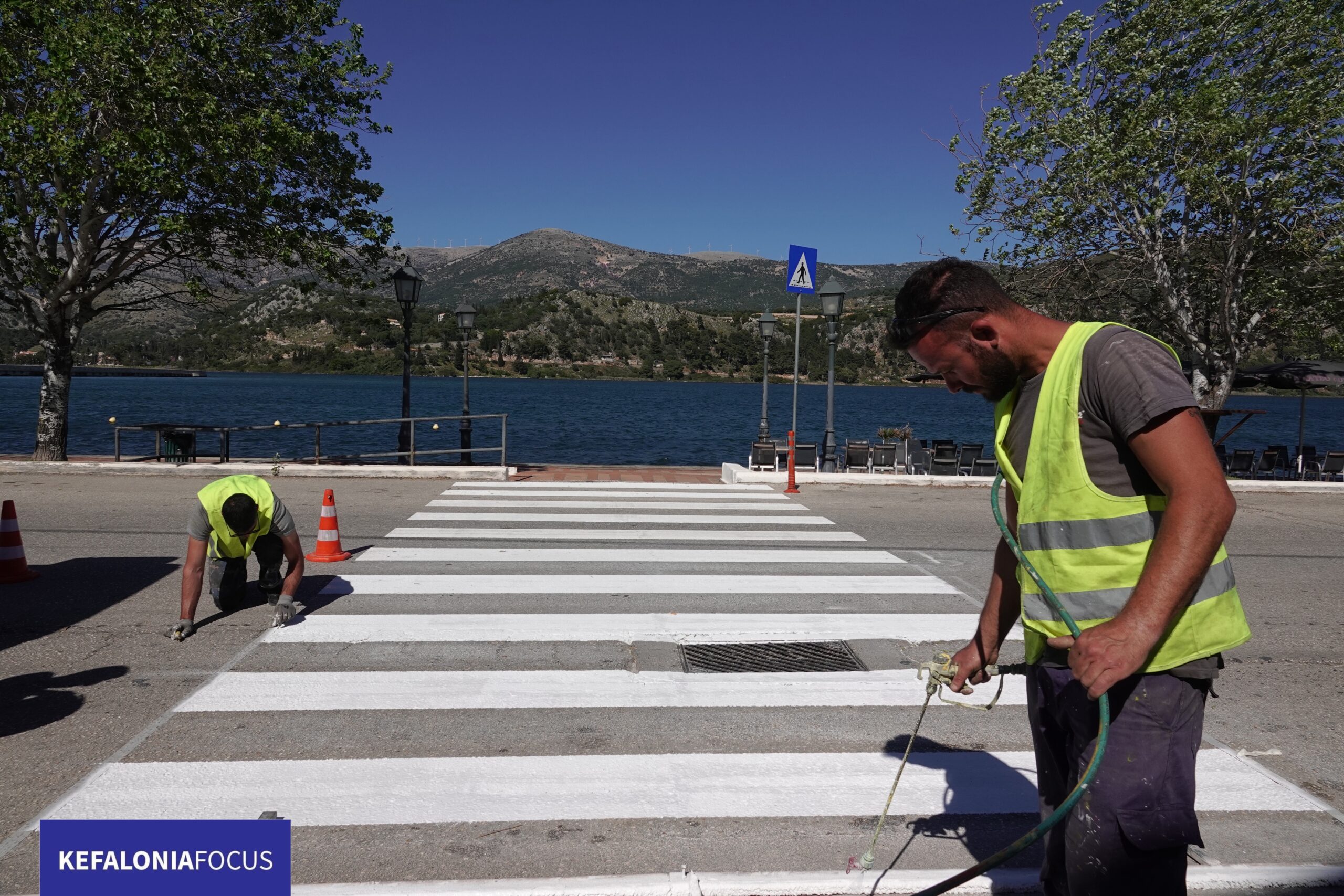 Αργοστόλι:Εργασίες διαγράμμισης στις διαβάσεις πεζών [εικόνες&video ...