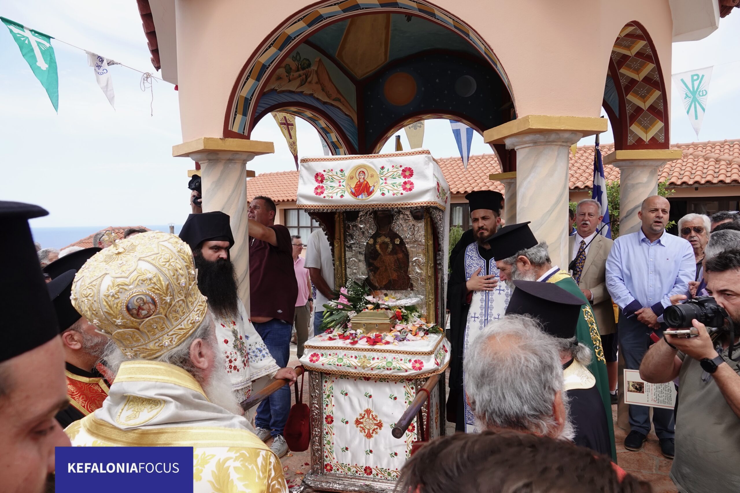 Κεφαλονιά: Με λαμπρότητα επέστρεψε η εικόνα της Παναγίας στη Μονή ...