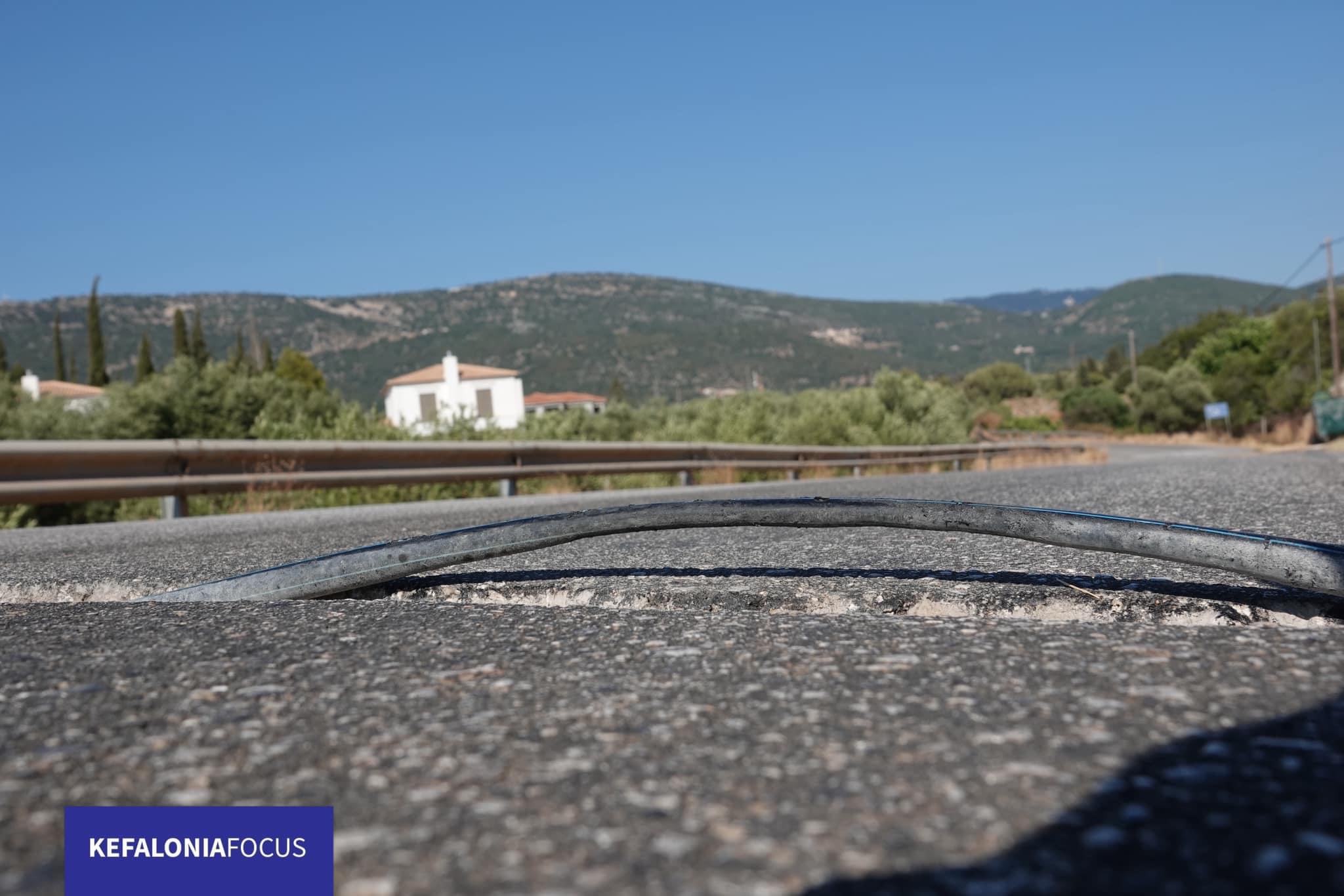 Προσοχή! Επικίνδυνος σωλήνας προεξέχει του οδοστρώματος στην επαρχιακή ...