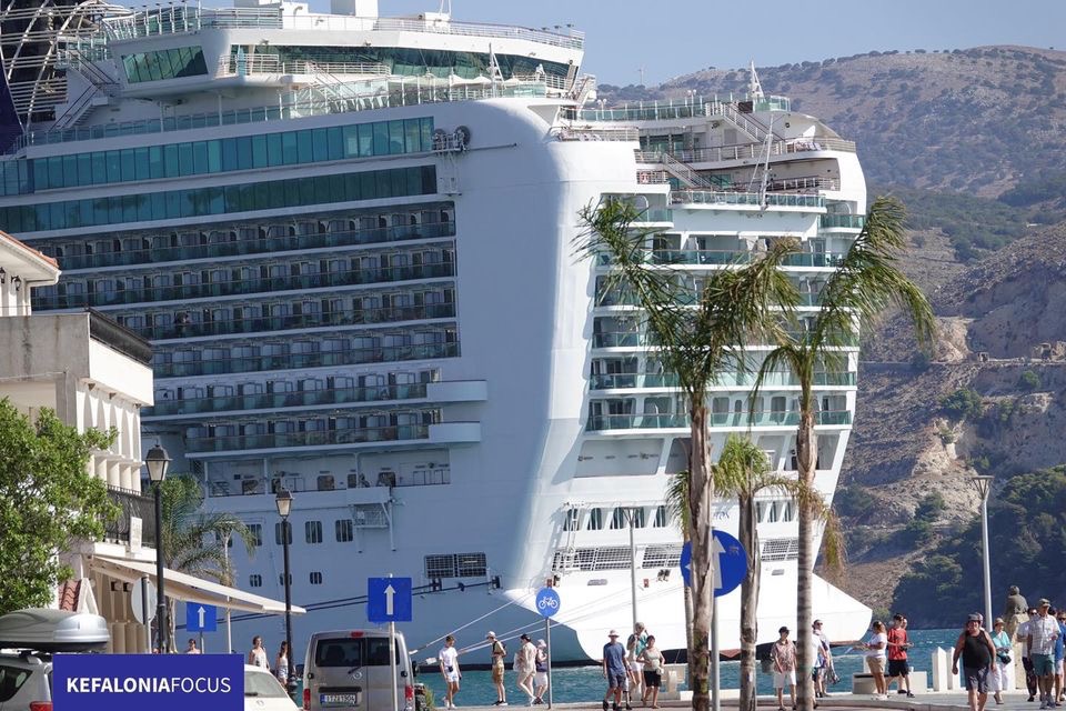 Το εντυπωσιακό κρουαζιερόπλοιο Azura της P&O Cruises με 3.100 Βρετανούς ...