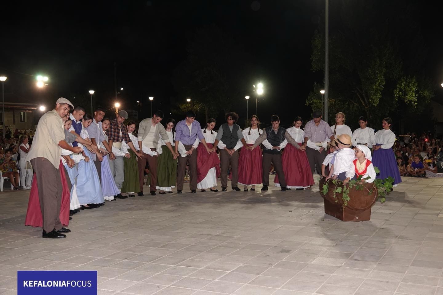 Ενθουσίασαν τα χορευτικά συγκροτήματα του Καλλιτεχνικοχορευτικού ...