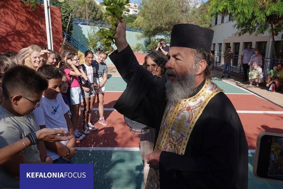 Ο Αγιασμός στο 5ο Δημοτικό Σχολείο Αργοστολίου[Εικόνες-βίντεο ...
