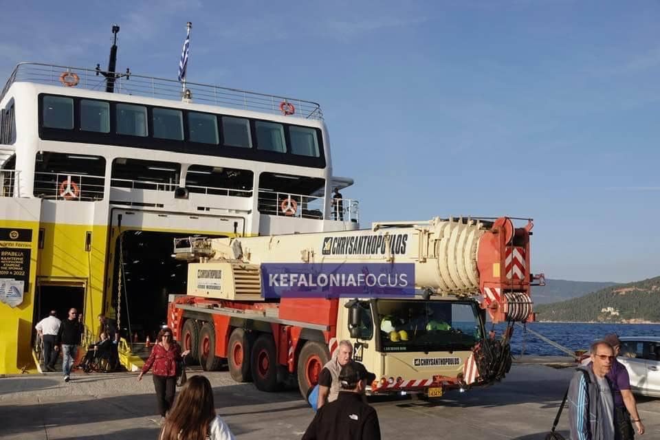 Έφτασε στην Κεφαλονιά ο τεράστιος γερανός για την τοποθέτηση της νέας ...