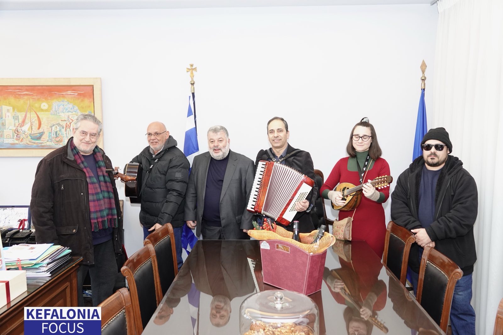 Η υπέροχη παρέα των Κανταδόρων της Κεφαλλονιάς είπε τα κάλαντα της ...