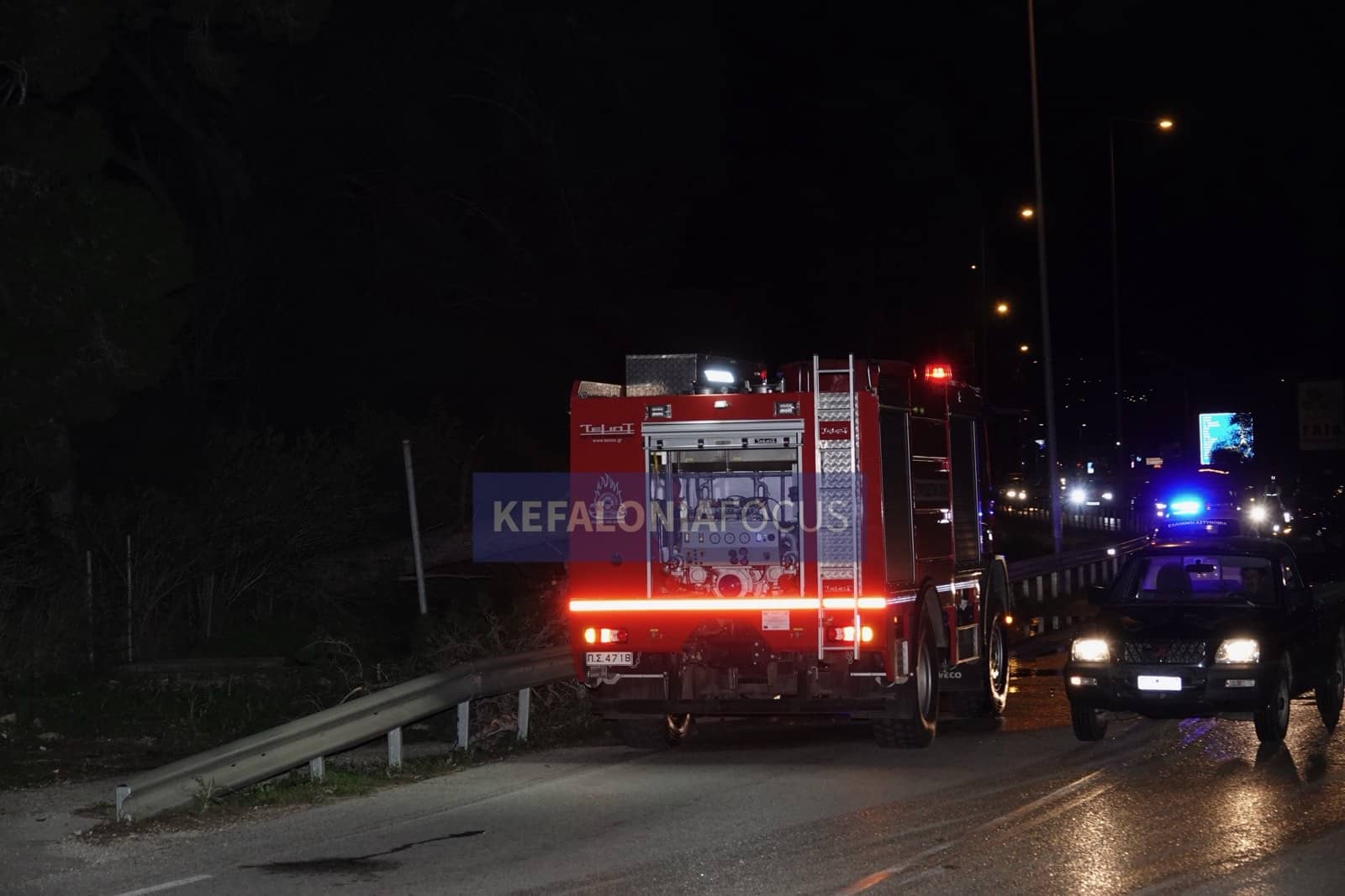 Κεφαλονιά:Πεύκο έπεσε και έκλεισε το δρόμο της Κρανιάς [εικόνες&video ...