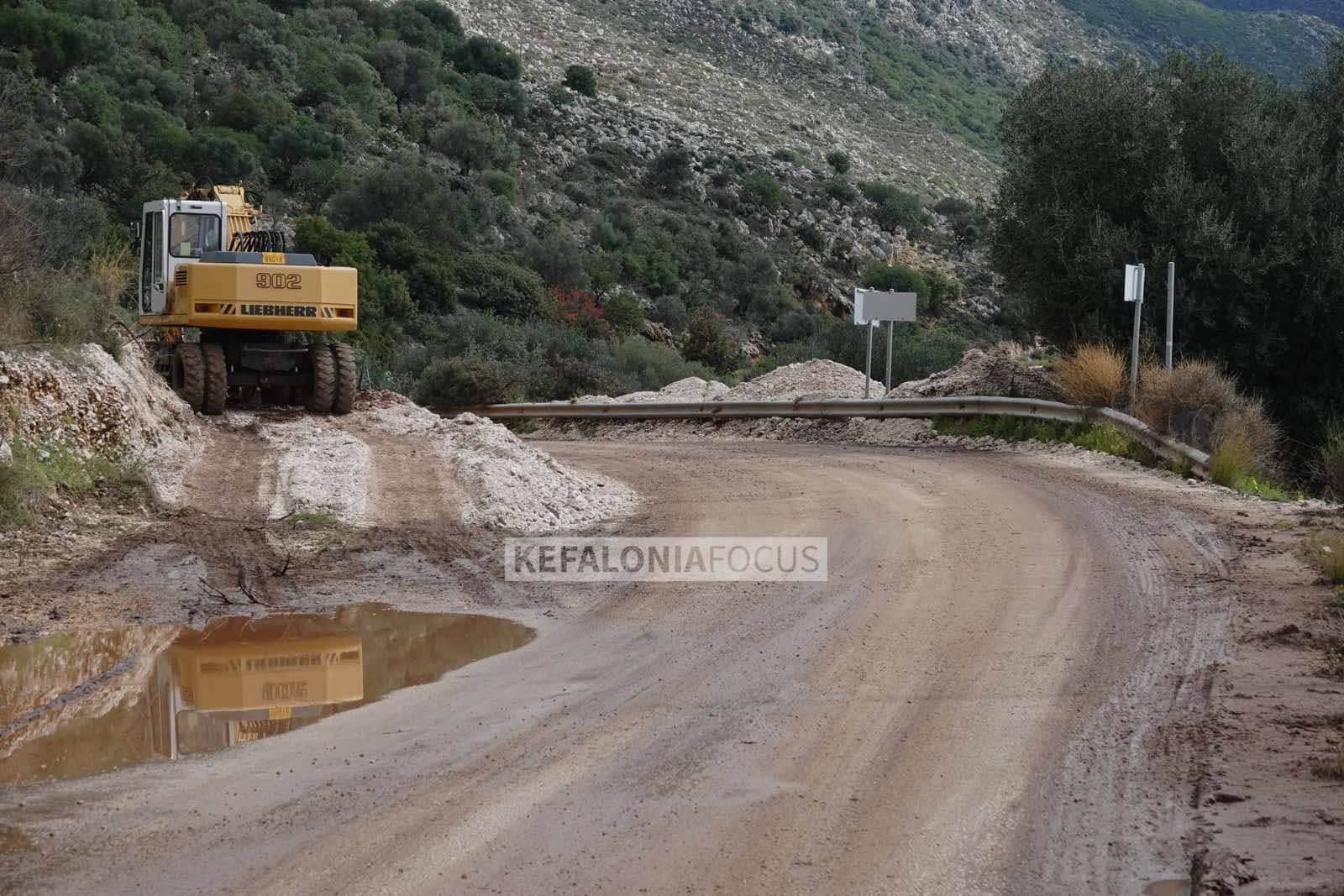 Κεφαλονιά-Επαρχιακή οδός Αργοστόλι-Πόρος.Καθαρίστε το δρόμο επιτέλους ...