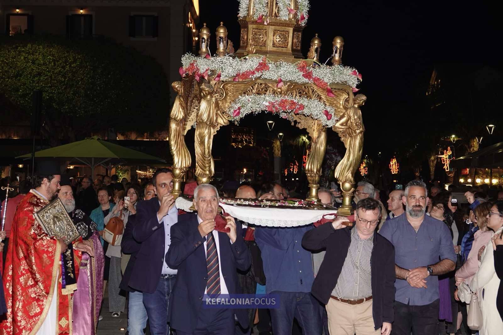 “Ω γλυκύ μου έαρ” – Σε κλίμα κατάνυξης η περιφορά των Επιταφίων στο ...