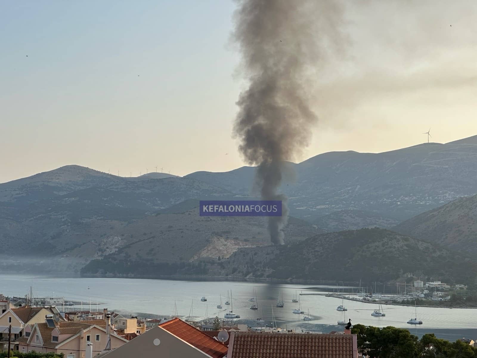 Αργοστόλι: Πρωινός Μαύρος Καπνός και Εκρήξεις Σήμαναν Συναγερμό στην ...