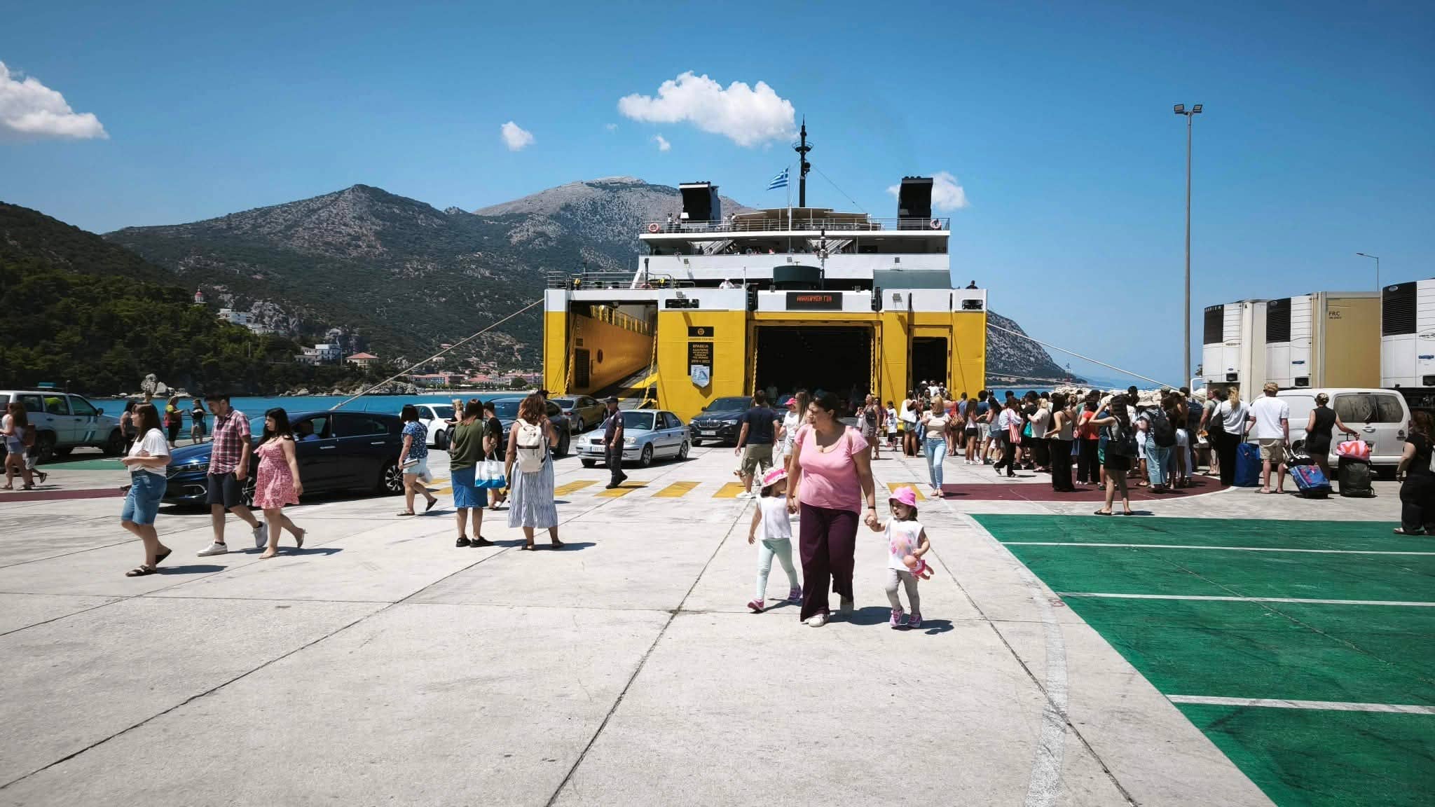 Το αδιαχώρητο από τους αδειούχους στο λιμάνι του Πόρου Κεφαλονιάς ...