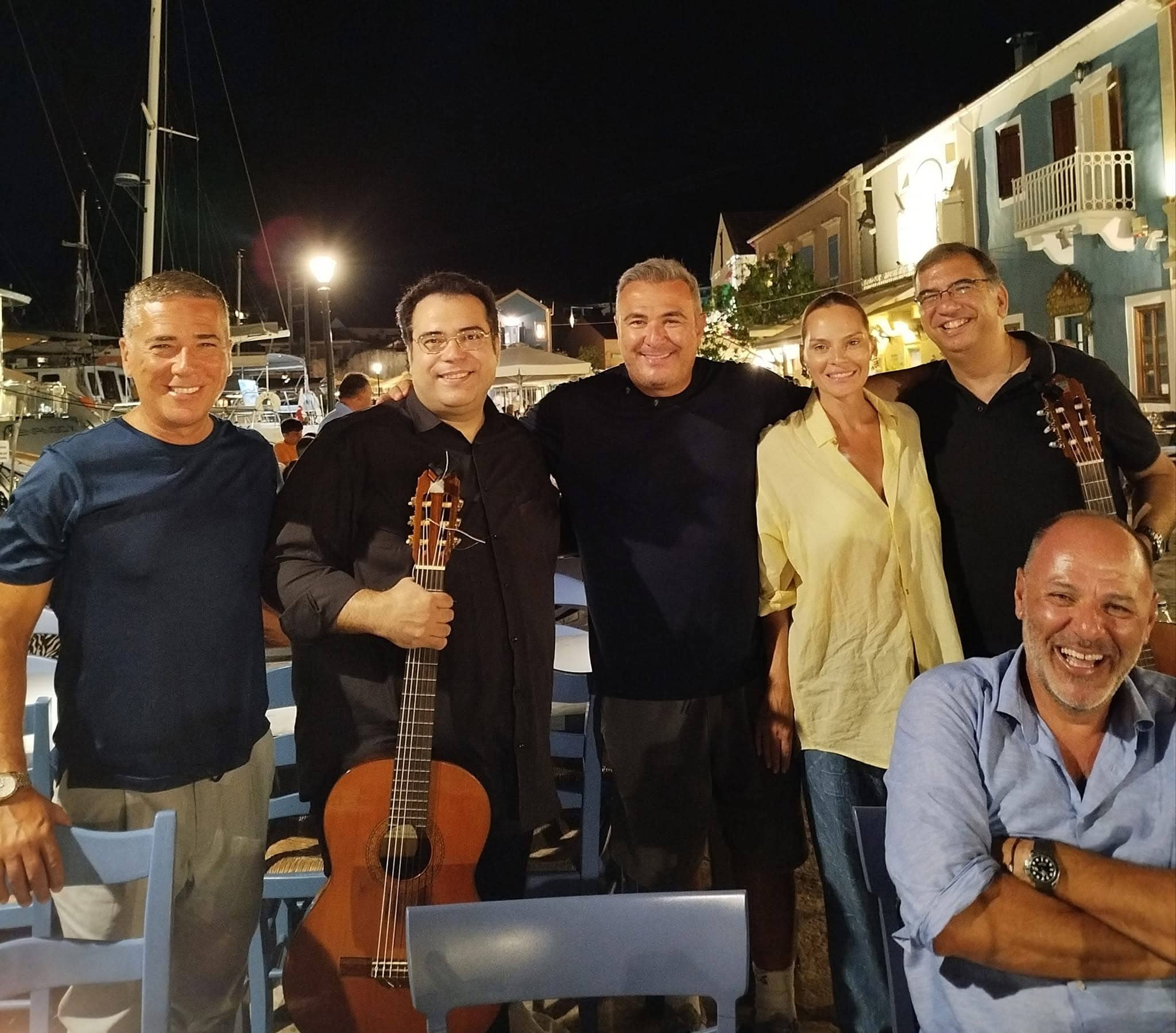 Μουσικό αντάμωμα στο Φισκάρδο με τον Αντώνη Ρέμο τους αδελφούς Καραβιώτη και τον Zeljko ...