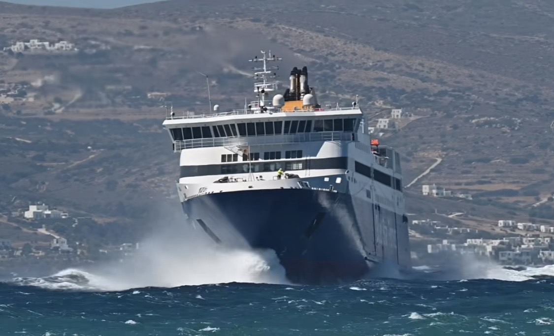 Blue Star Naxos: Συγκλονιστικές εικόνες από τη μάχη με τα κύματα στο ...