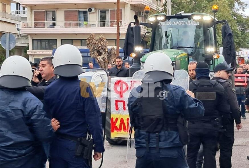 Επεισόδια στη Λιβαδειά: Αγρότες περικύκλωσαν τον Τσιάρα και ...