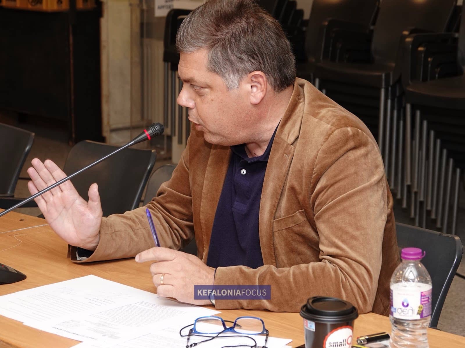 Ο Γιάννης Κουρούκλης έθεσε τον Δήμαρχο Αργοστολίου προ των ευθυνών του ...