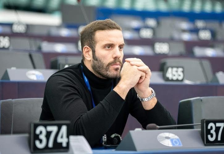 Νίκος Παππάς :Ο άνθρωπος πίσω από τον μύθο και το βάρος της δημόσιας ...