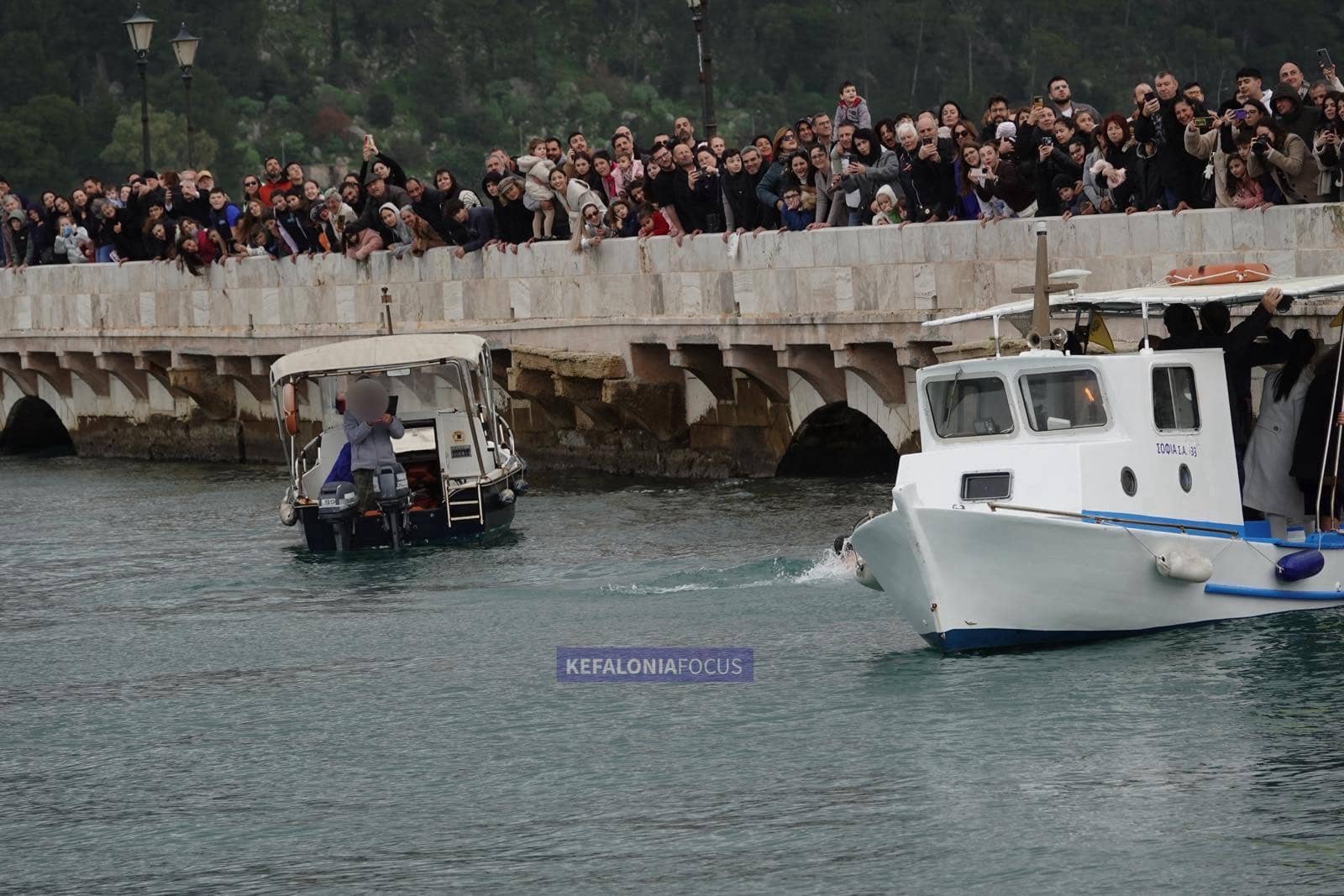 Παράπονα Πολιτών για τον Αγιασμό των Υδάτων: Οι Βάρκες έκλεισαν τη Θέα ...